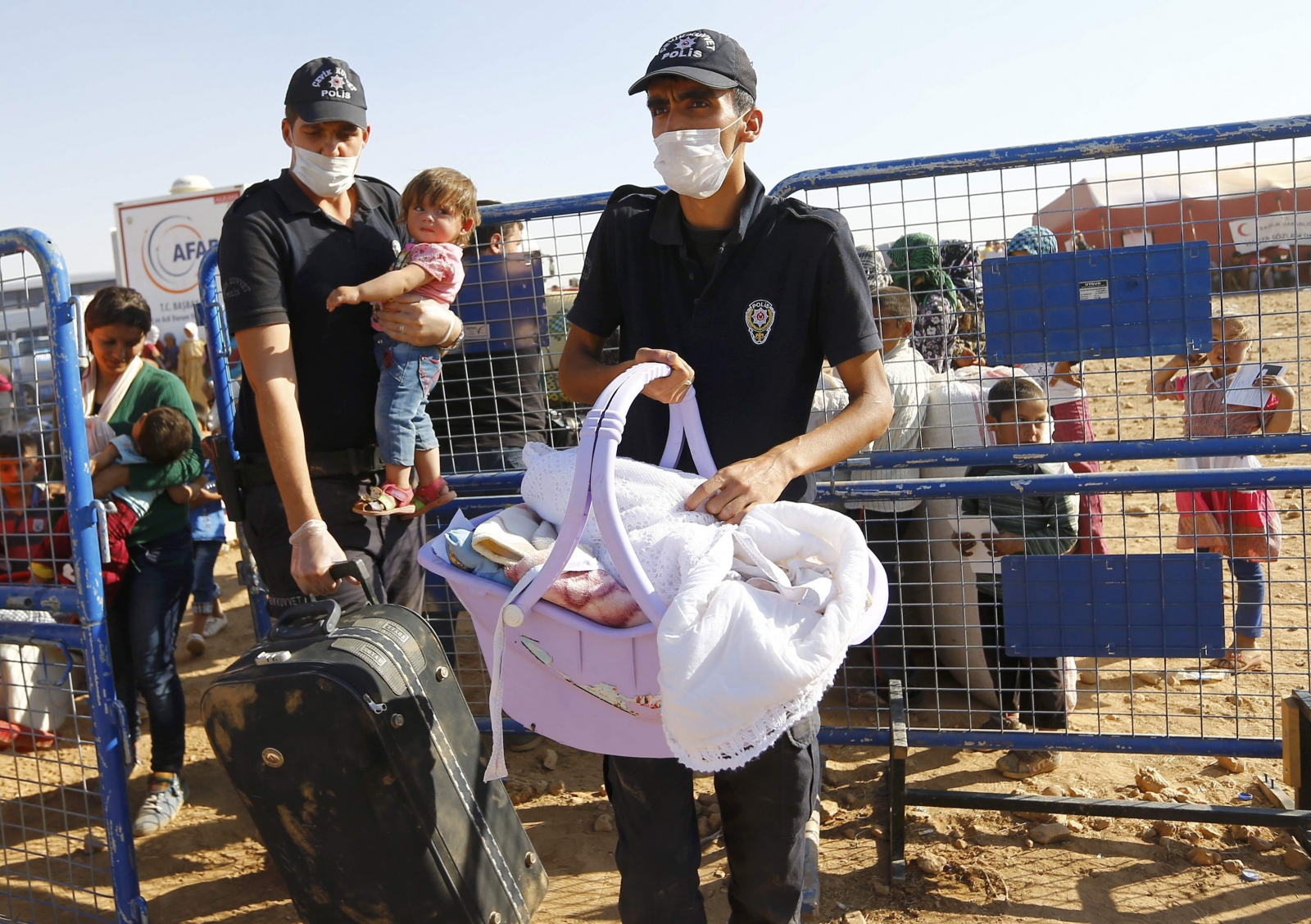 Hundreds Of Syrian Refugees Cross Into Turkey As Border Crossing Opens