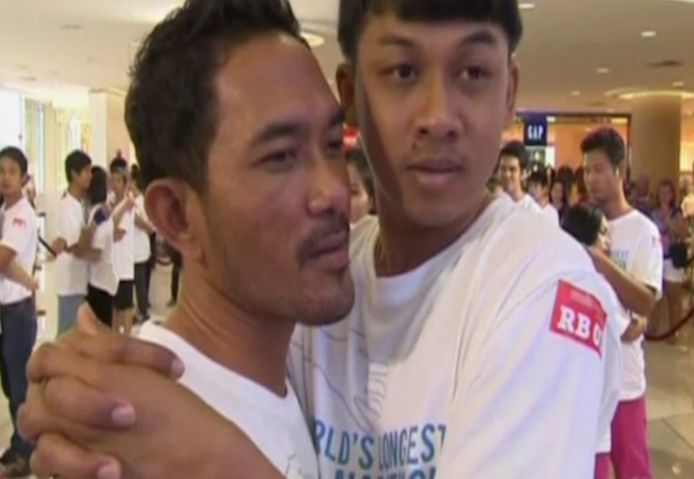 Thai Couples Try to Break Longest Hug Record | IBTimes UK