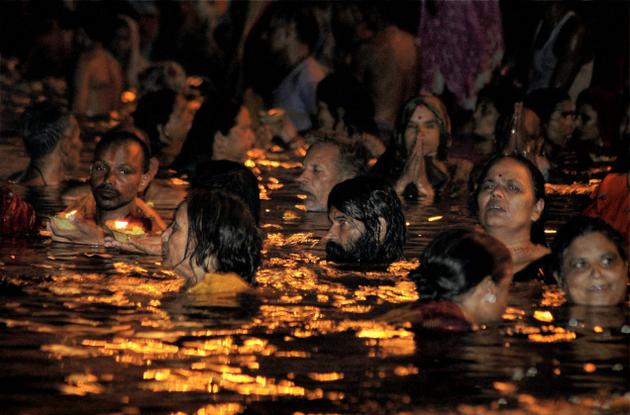 Hundreds of Hindu Devotees take Holy Dip during Lunar Eclipse | IBTimes UK