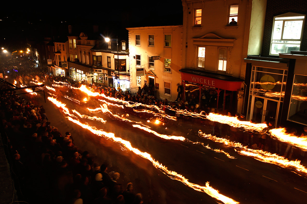Lewes Bonfire Night: Effigies of Vladimir Putin and Alex Salmond in Guy ...