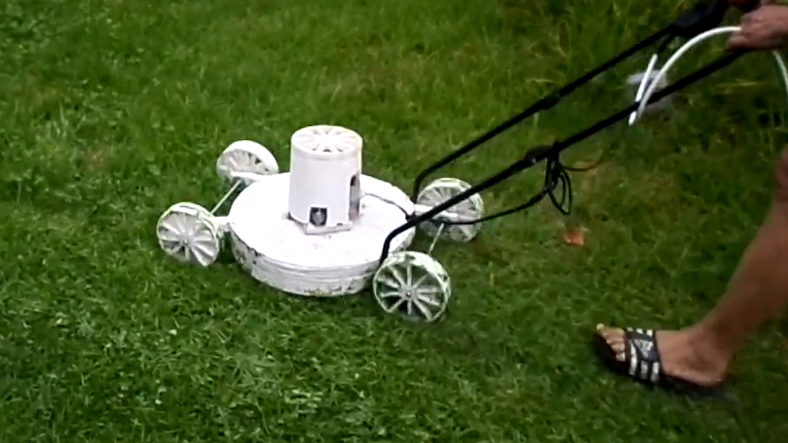 Man 3D Prints Working Lawn Mower In Just 9 Hours Using Giant 3D Printer man-3d-prints-working-lawn-mower-in-just-9-hours-using-giant-3d-printer