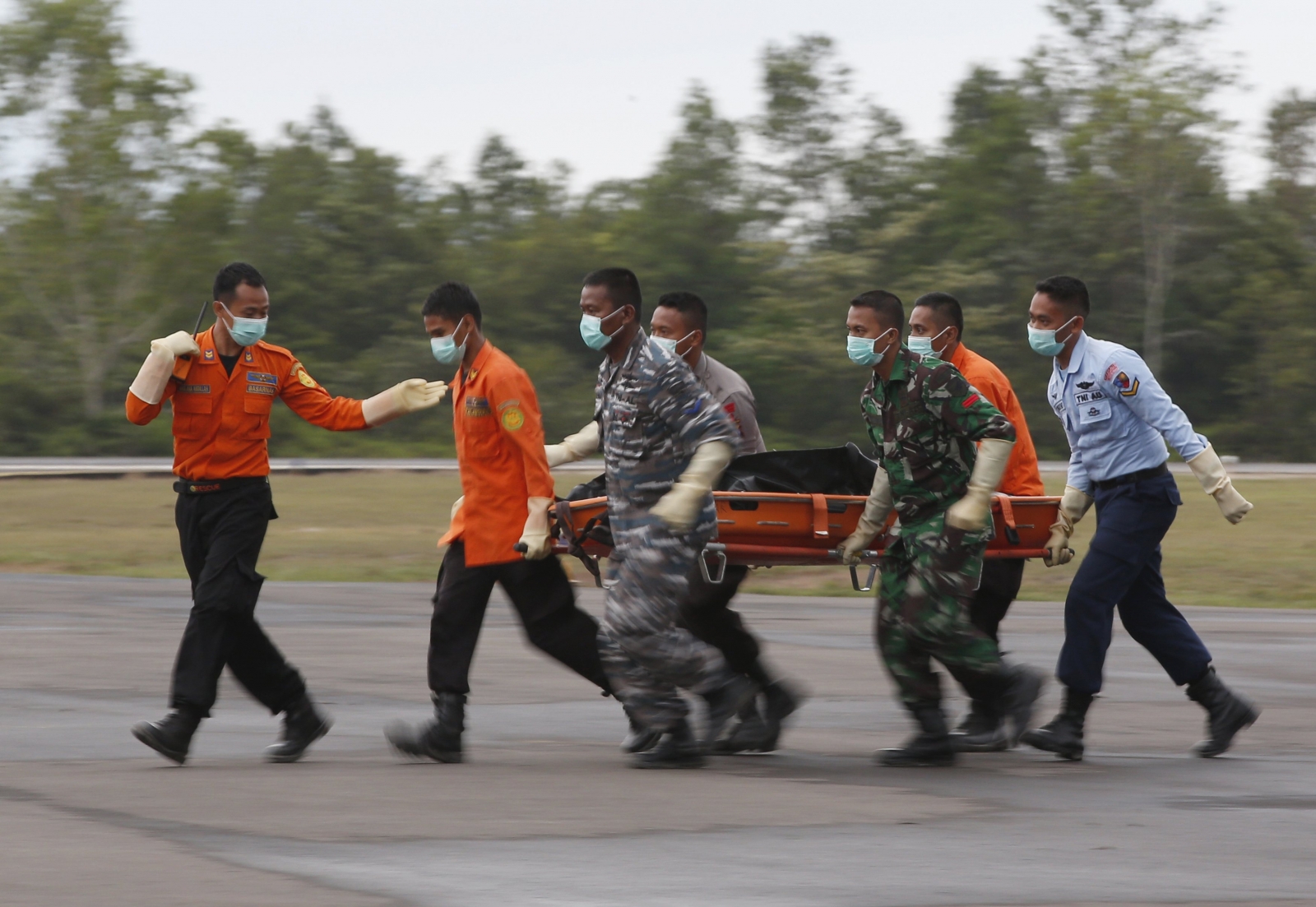 AirAsia QZ8501: 'Desperate' hunt for black box continues as plane tail ...