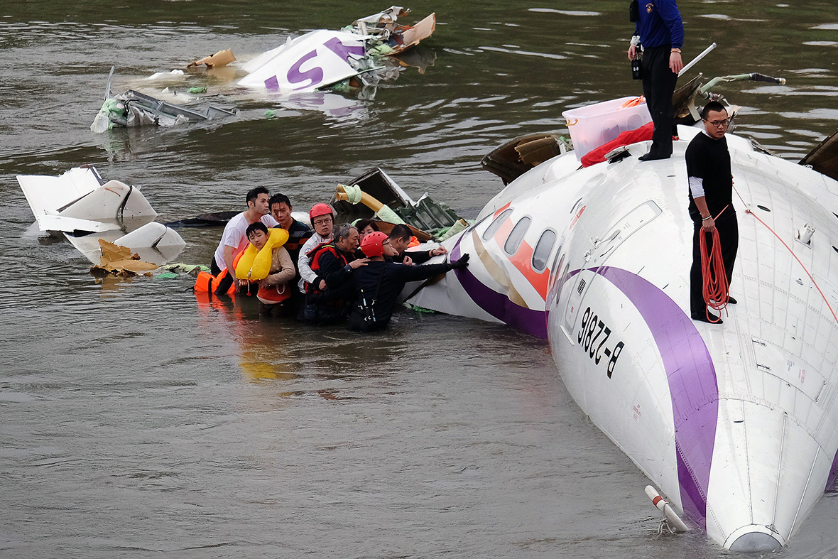 Taiwan plane crash: Dramatic video and photos of TransAsia Airways ...