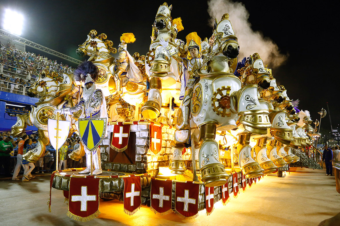 Chevaliers sur un char au Carnaval de Rio | Carnaval de rio, Carnaval