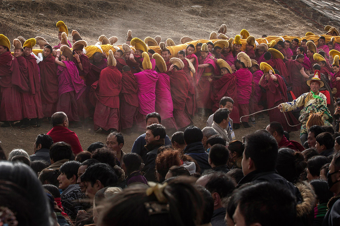 China: Tibetan Buddhist monks unveil giant painting of Buddha at ...