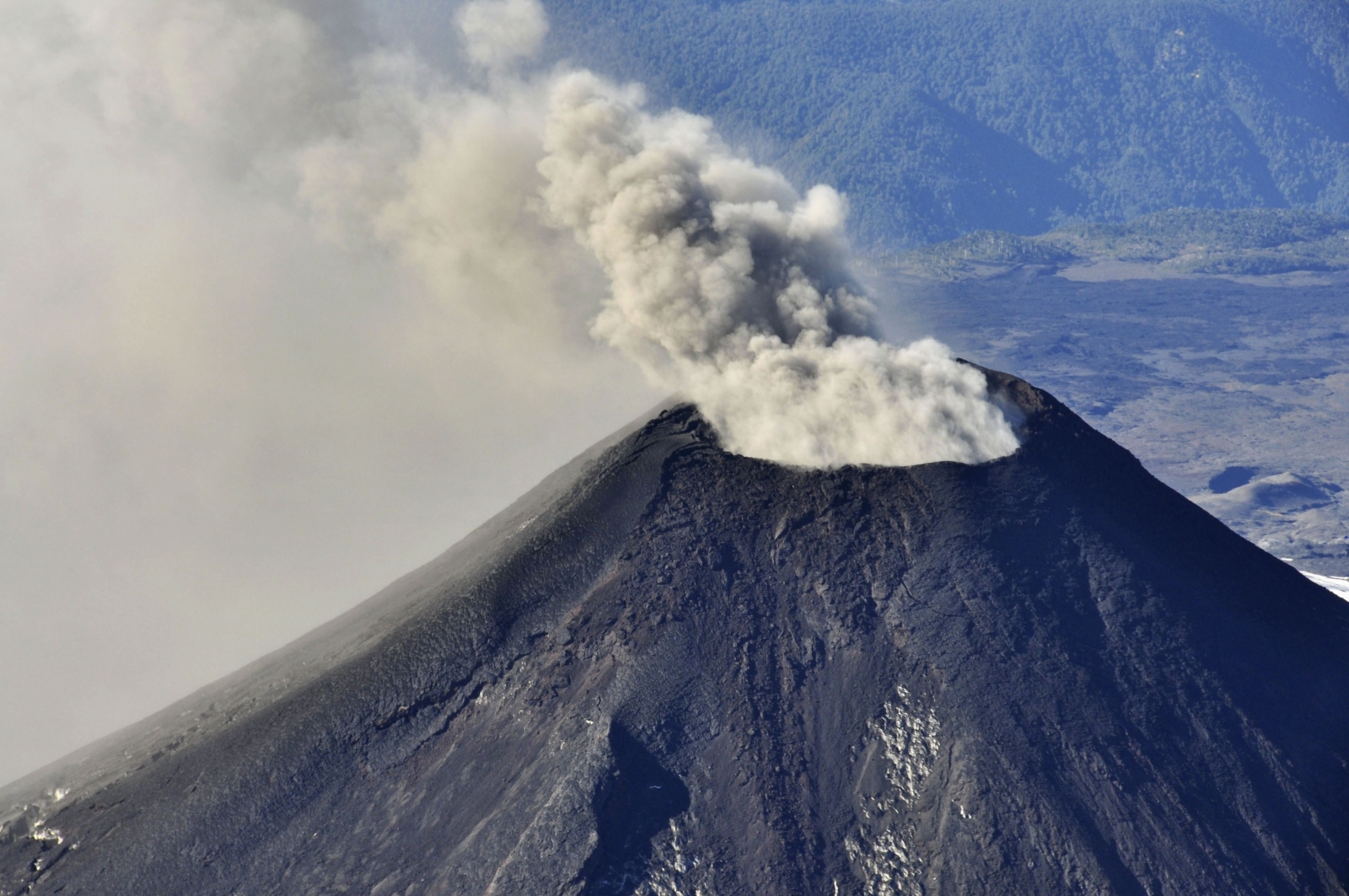Chile: Volcano Villarrica expels gas and ash in active phase | IBTimes UK