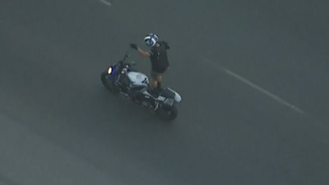 Police chase stunt-performing motorcyclist through Los Angeles | IBTimes UK