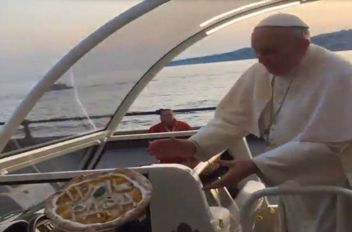 Pope Francis accepts popemobile pizza during Naples visit | IBTimes UK