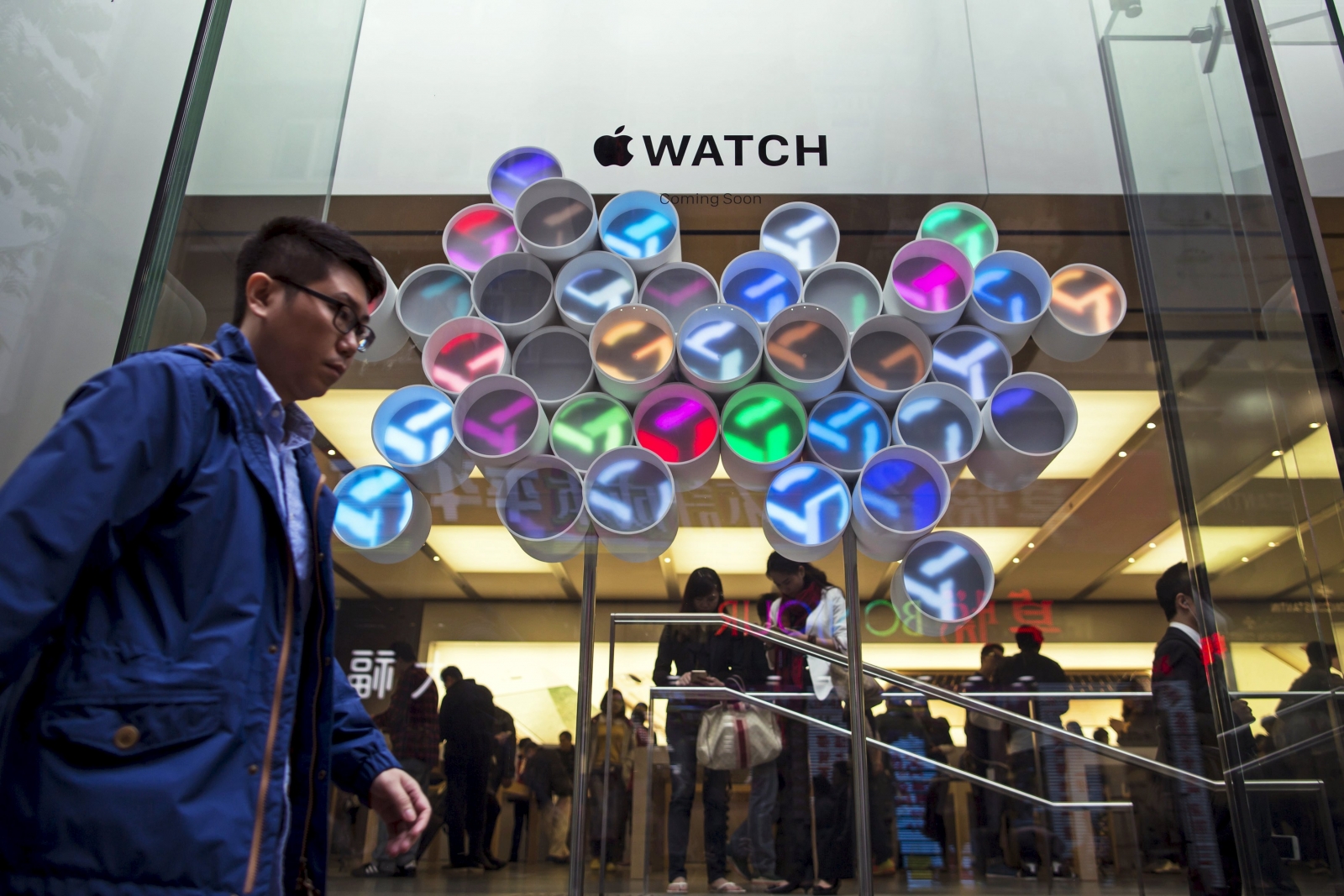 Shoppers flock to try on the Apple Watch | IBTimes UK