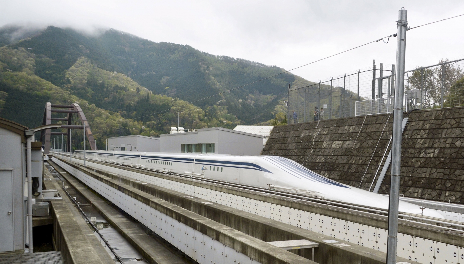 Japanese maglev train breaks 600 kph record in last of test runs ...