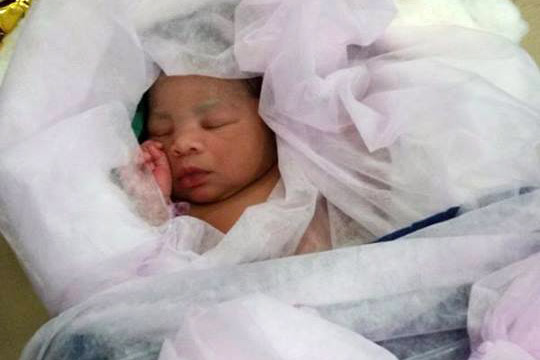 Mediterranean migrant crisis: Baby girl born on Italian navy ship as ...