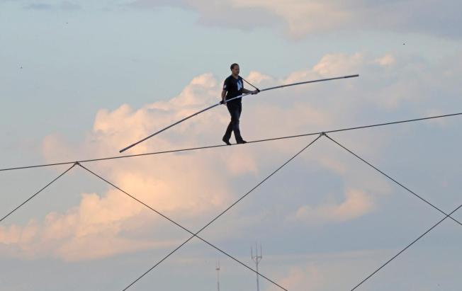 Daredevil Nik Wallenda sets personal record for longest high-wire walk ...