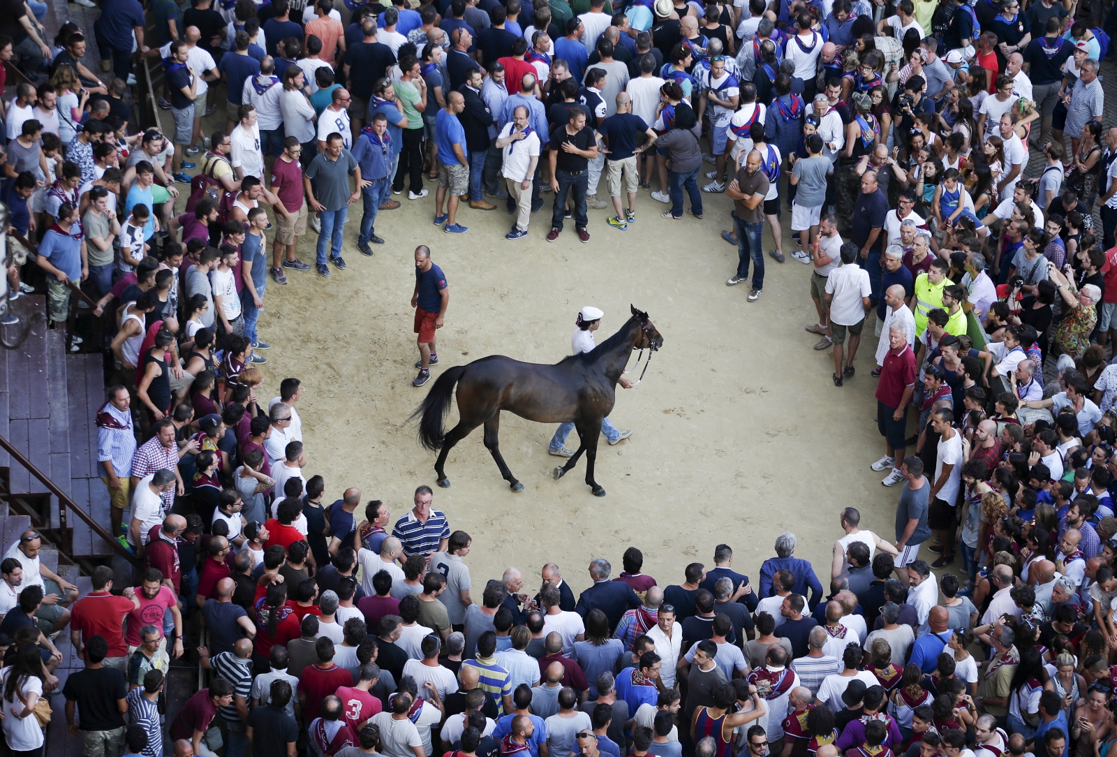 Palio di Siena: Video capures massive brawl at Italy's medieval ...