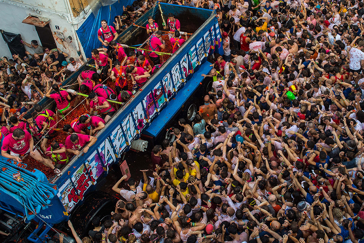 La Tomatina 2015: Huge food fight in Bunol as Spain's annual tomato ...