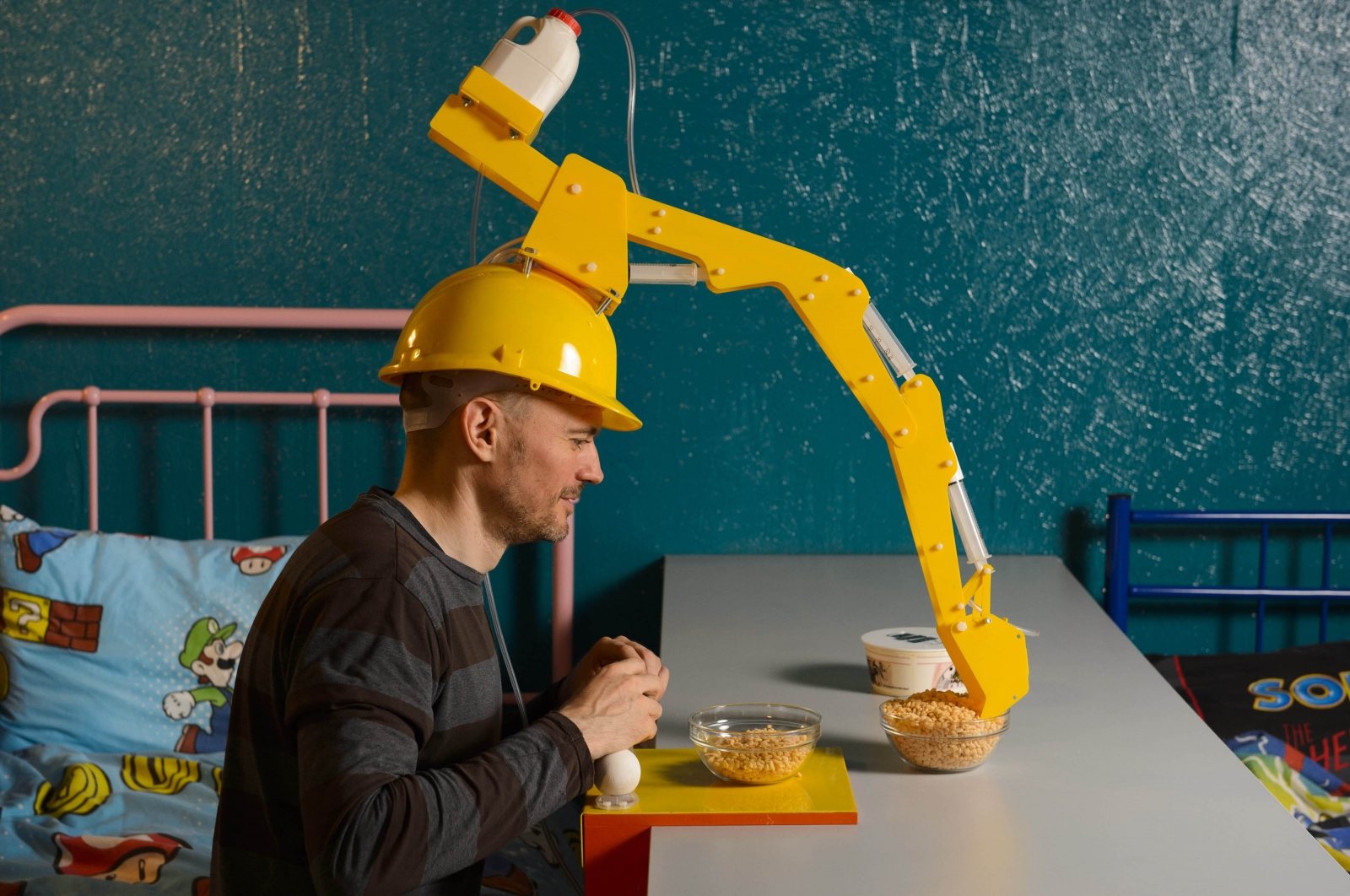 High tech brek: British inventor designs wearable crane headset that ...