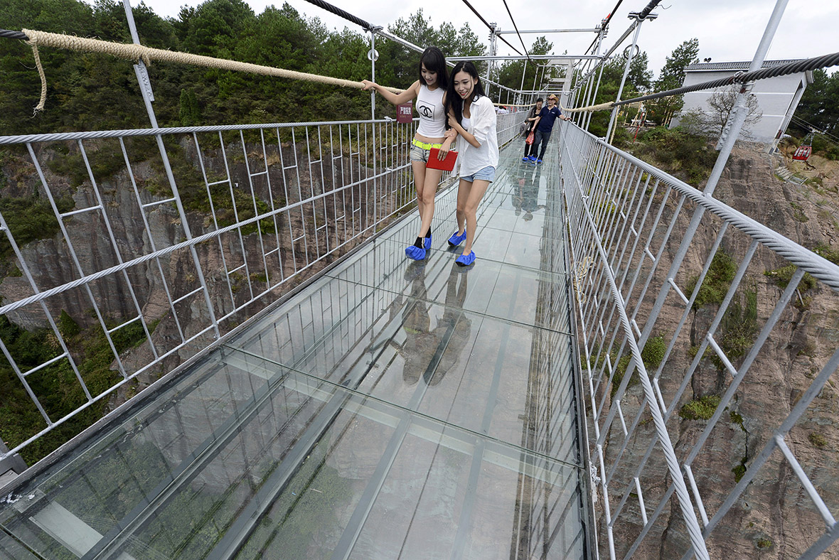 China: Are you brave enough to cross this glass-bottomed bridge ...