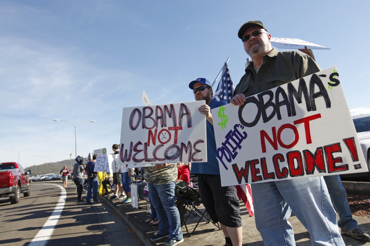 US: Gun rights activists protest as President Obama arrives in Oregon ...
