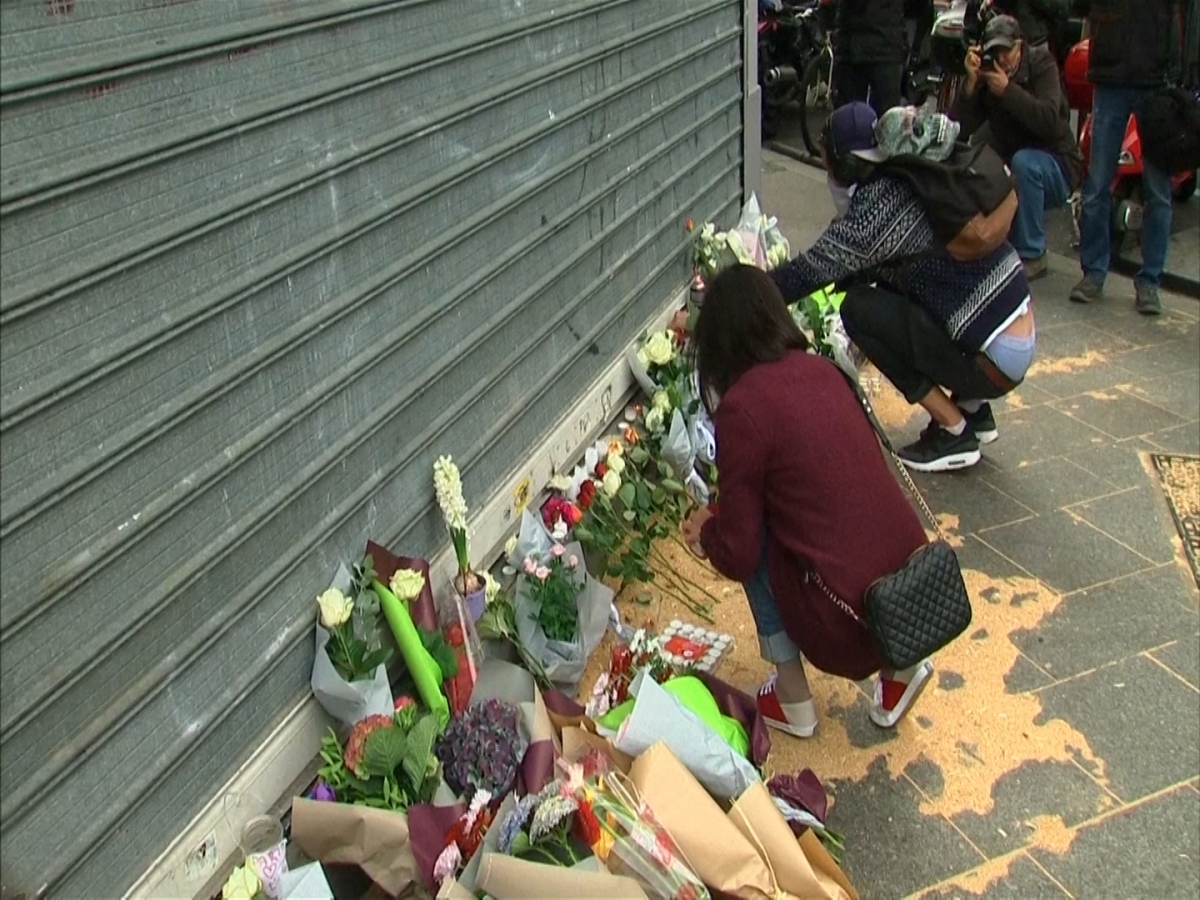Paris attacks: Tributes left across Paris as France mourns the 127 dead ...