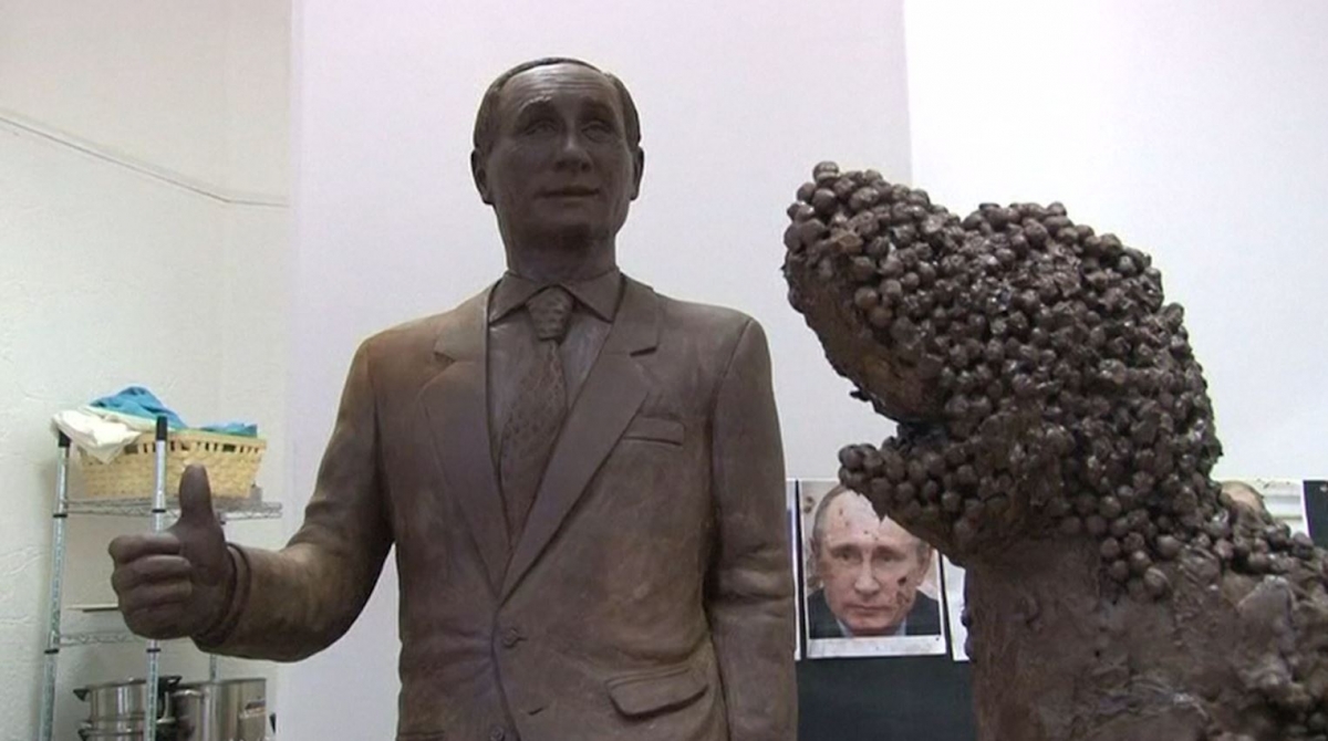 Russia: Sculptors make life-sized statue of President Vladimir Putin ...
