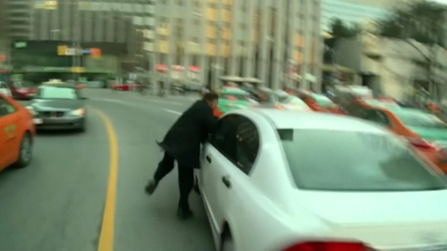 Toronto: Taxi driver attacks Uber car with passenger in during violent ...