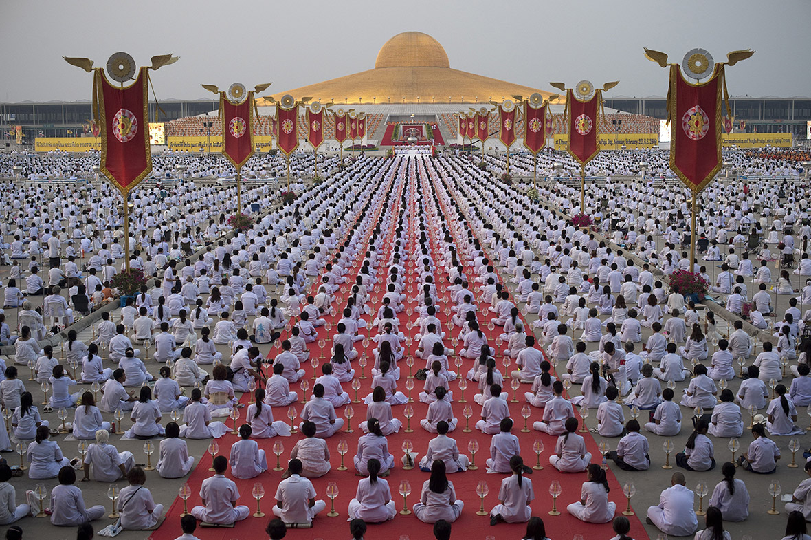 Makha Bucha Day: 1,250 Buddhist monks stage beautiful candlelit ...