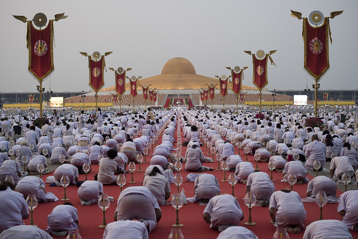 Makha Bucha Day: 1,250 Buddhist monks stage beautiful candlelit ...