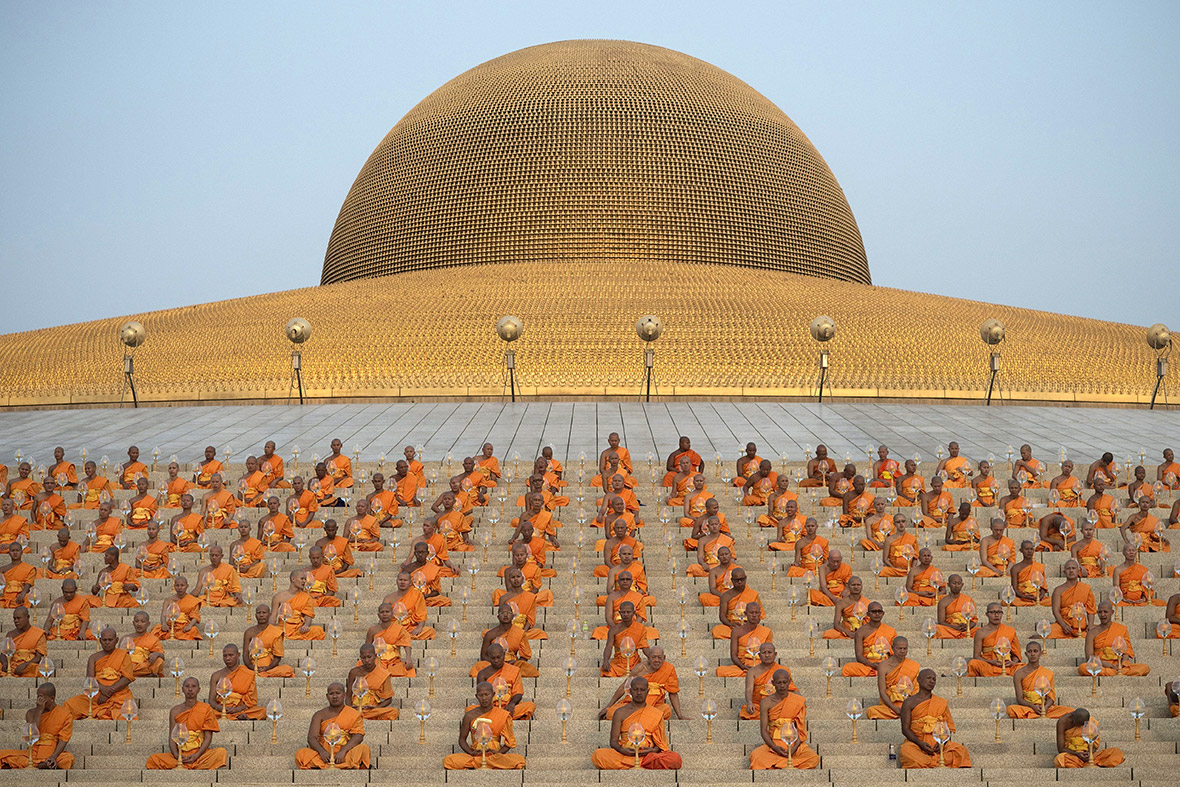 Makha Bucha Day: 1,250 Buddhist monks stage beautiful candlelit ...