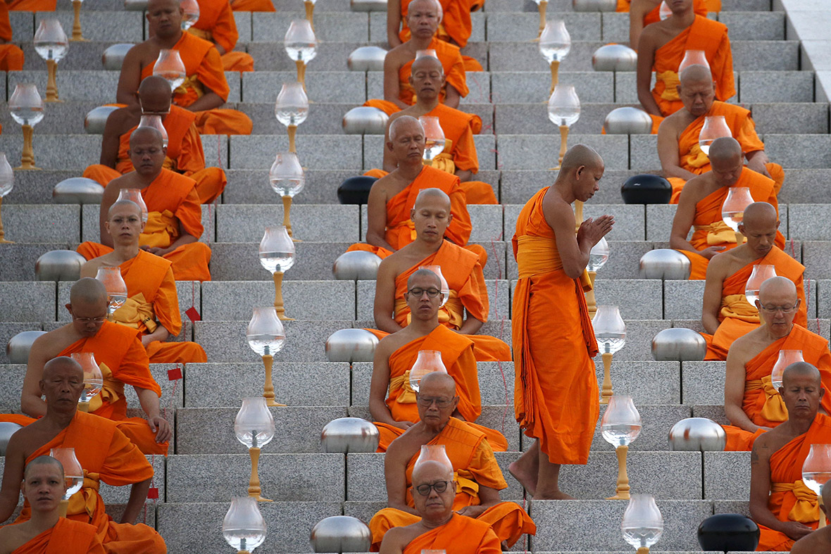 Makha Bucha Day: 1,250 Buddhist monks stage beautiful candlelit ...