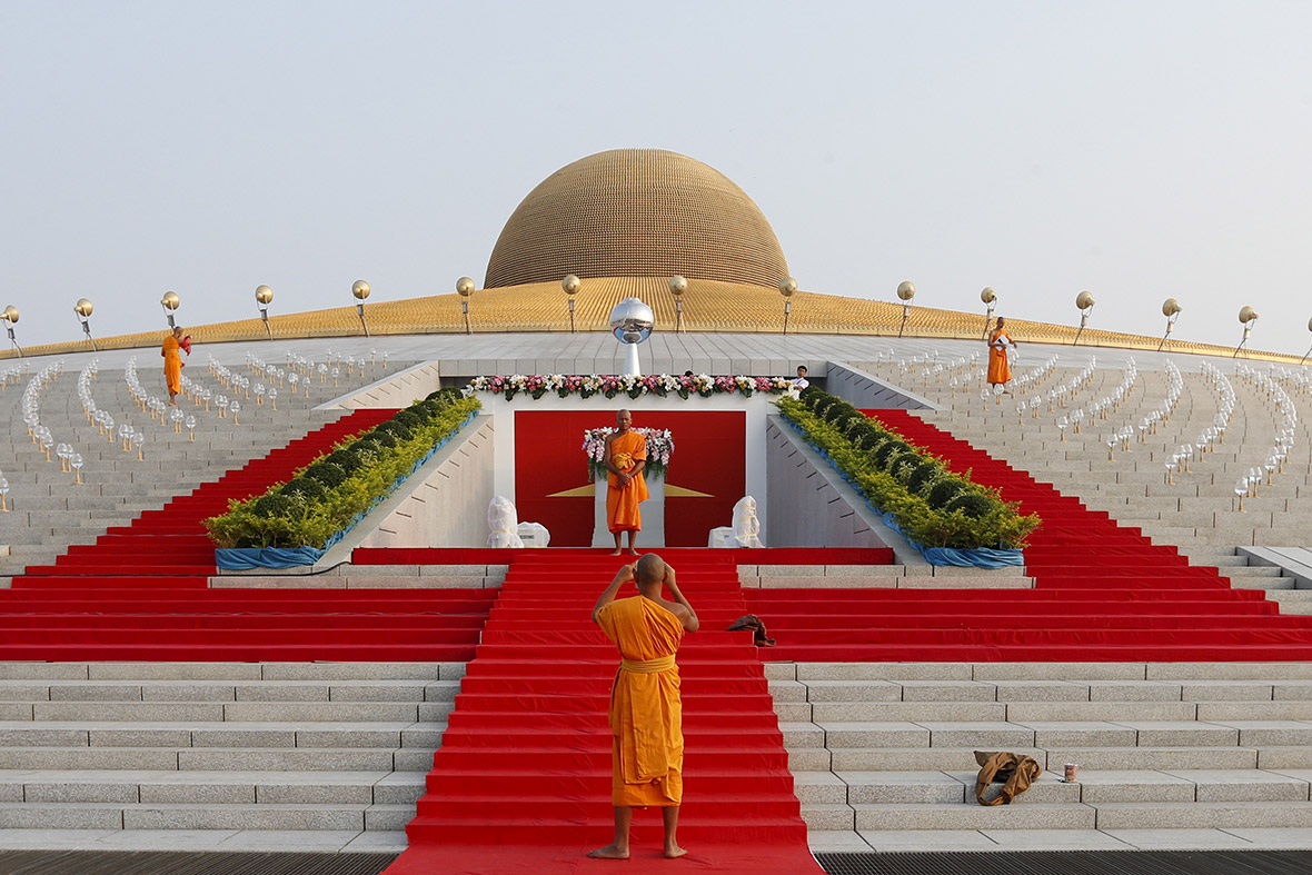 Makha Bucha Day: 1,250 Buddhist monks stage beautiful candlelit ...