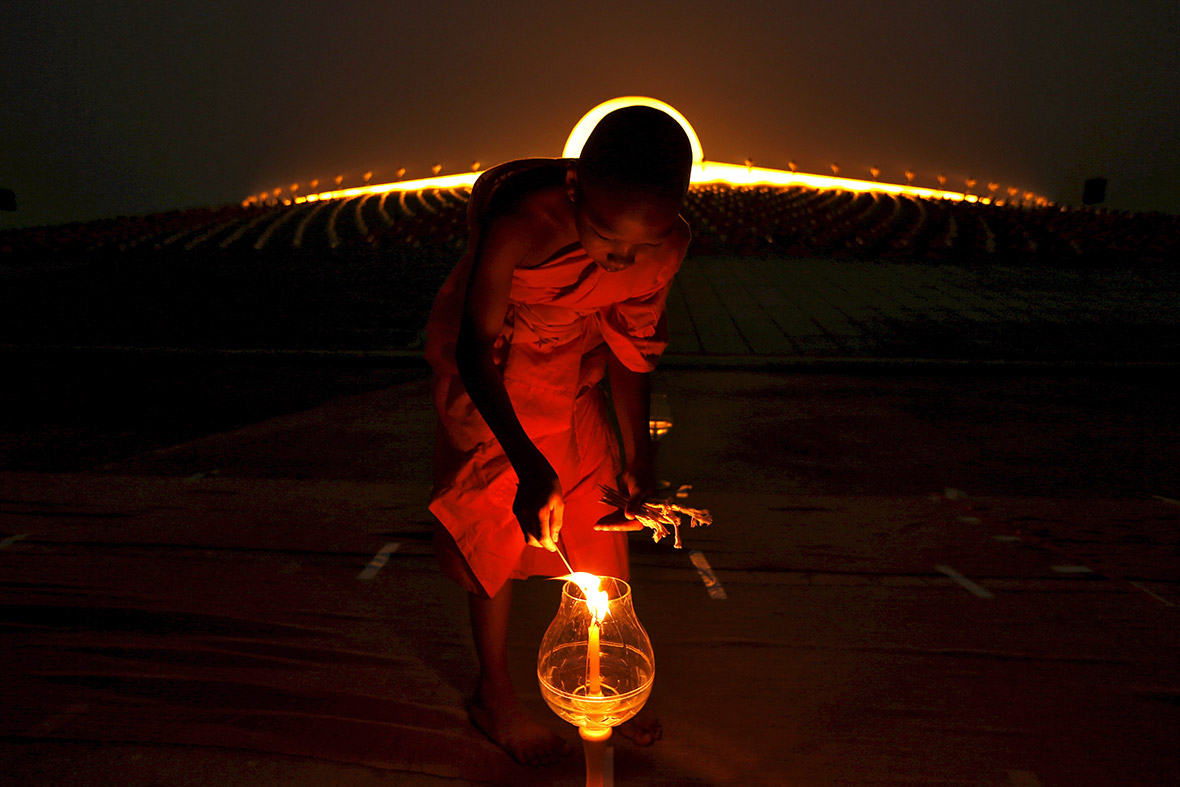 Makha Bucha Day: 1,250 Buddhist monks stage beautiful candlelit ...