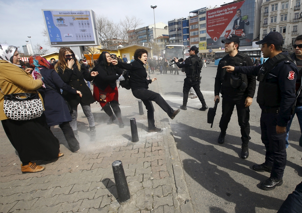 Turkey: Riot police break up Women's Day protests with rubber bullets ...