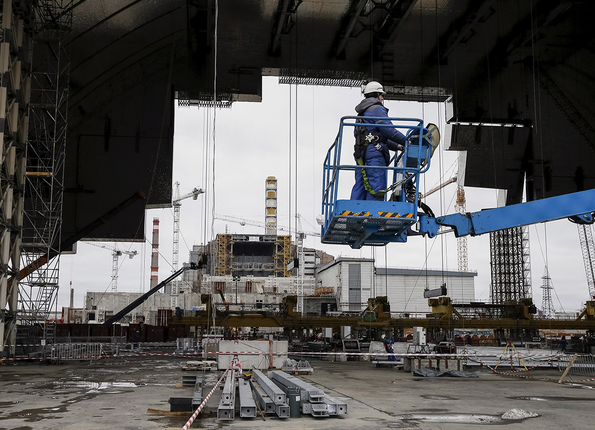 Chernobyl: Huge sliding arch to block radiation is nearing completion ...