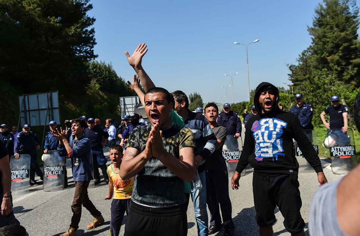 Refugee crisis: Migrants and Greek riot police clash in protest against ...