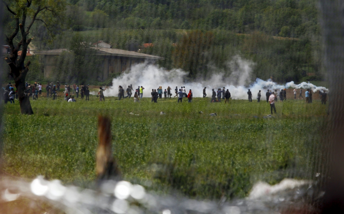 Macedonian police fire tear gas at refugees on Greek border | IBTimes UK