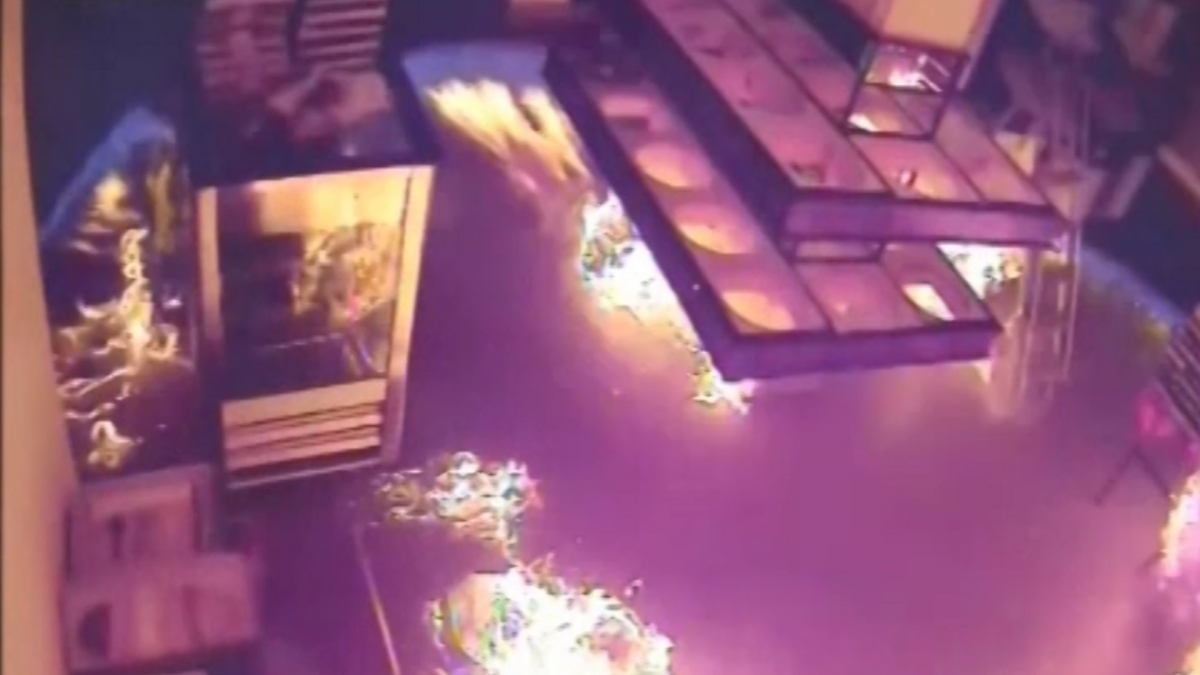 Watch dramatic CCTV footage of arson attack in north London bakery ...