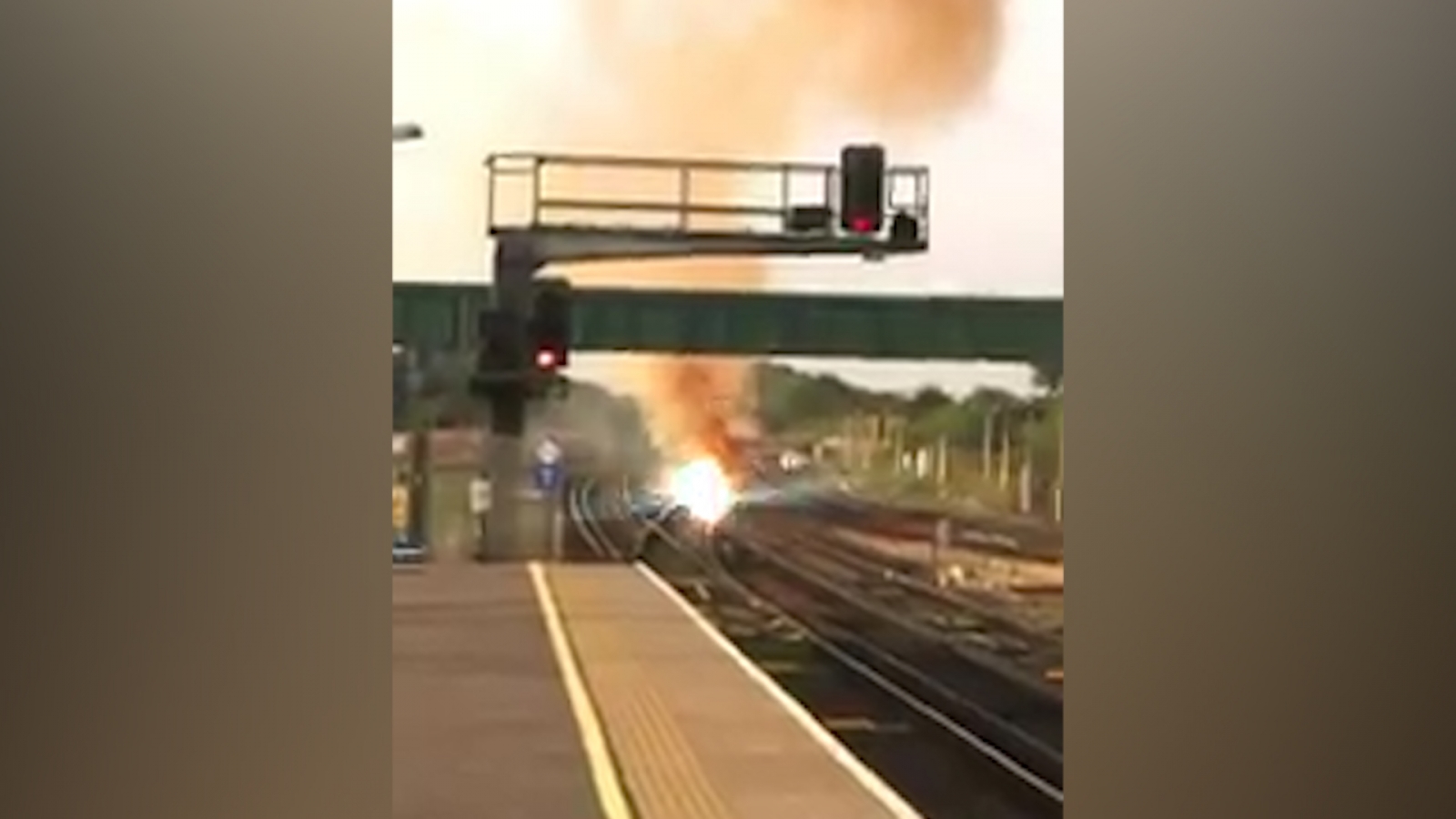 Gatwick Airport station fire causes train delays on 26 July | IBTimes UK