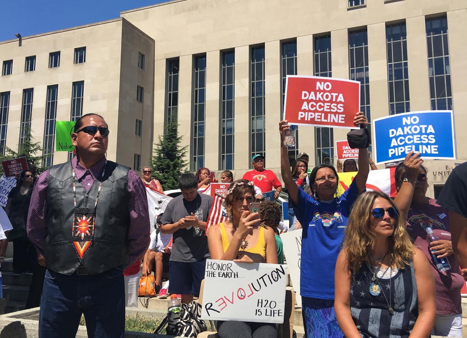 Native-American pipeline protest turns violent as oil company 'rips up ...