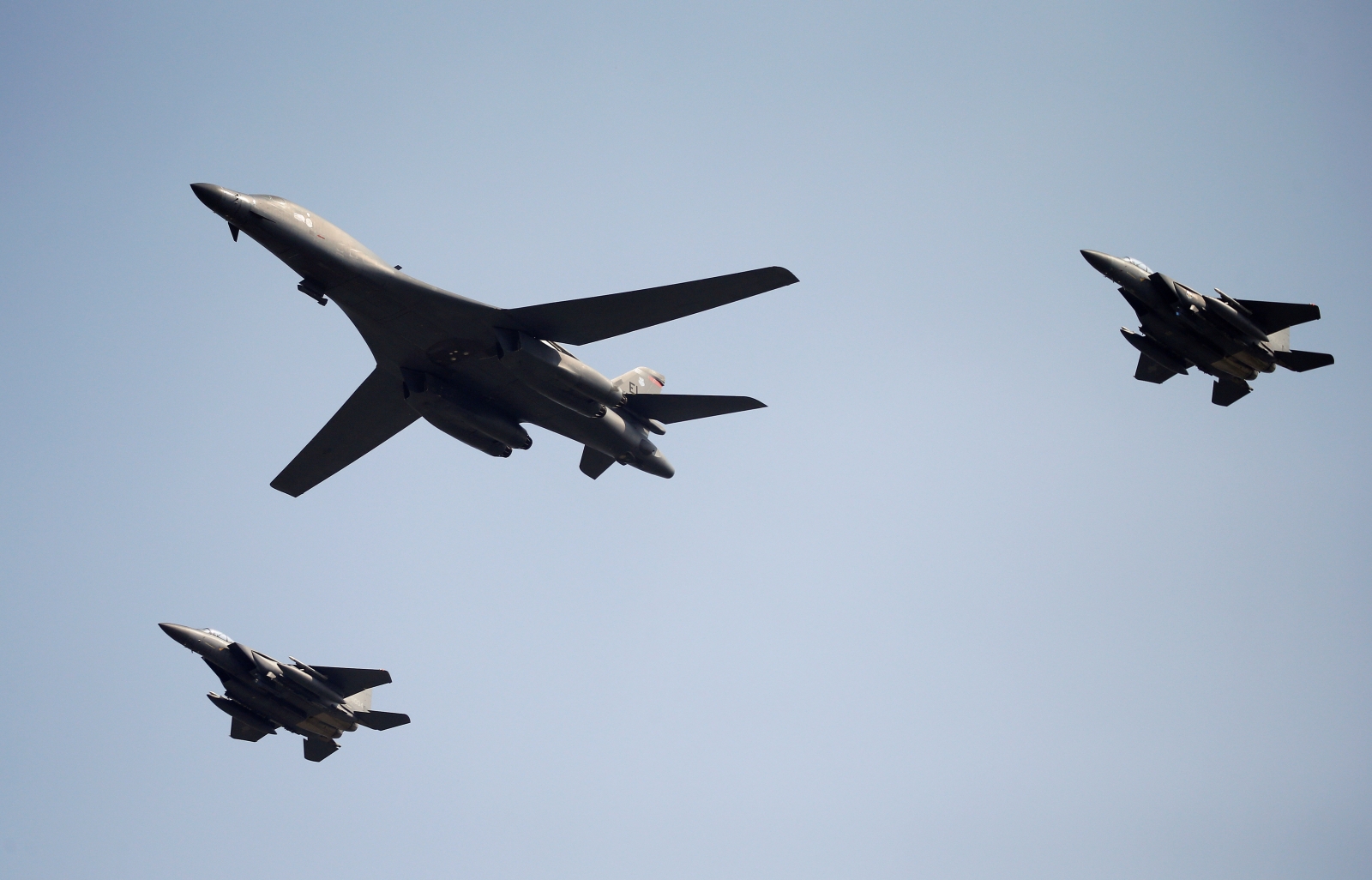 US navy deployed B-1B supersonic bombers and guided-missile destroyer to South China Sea