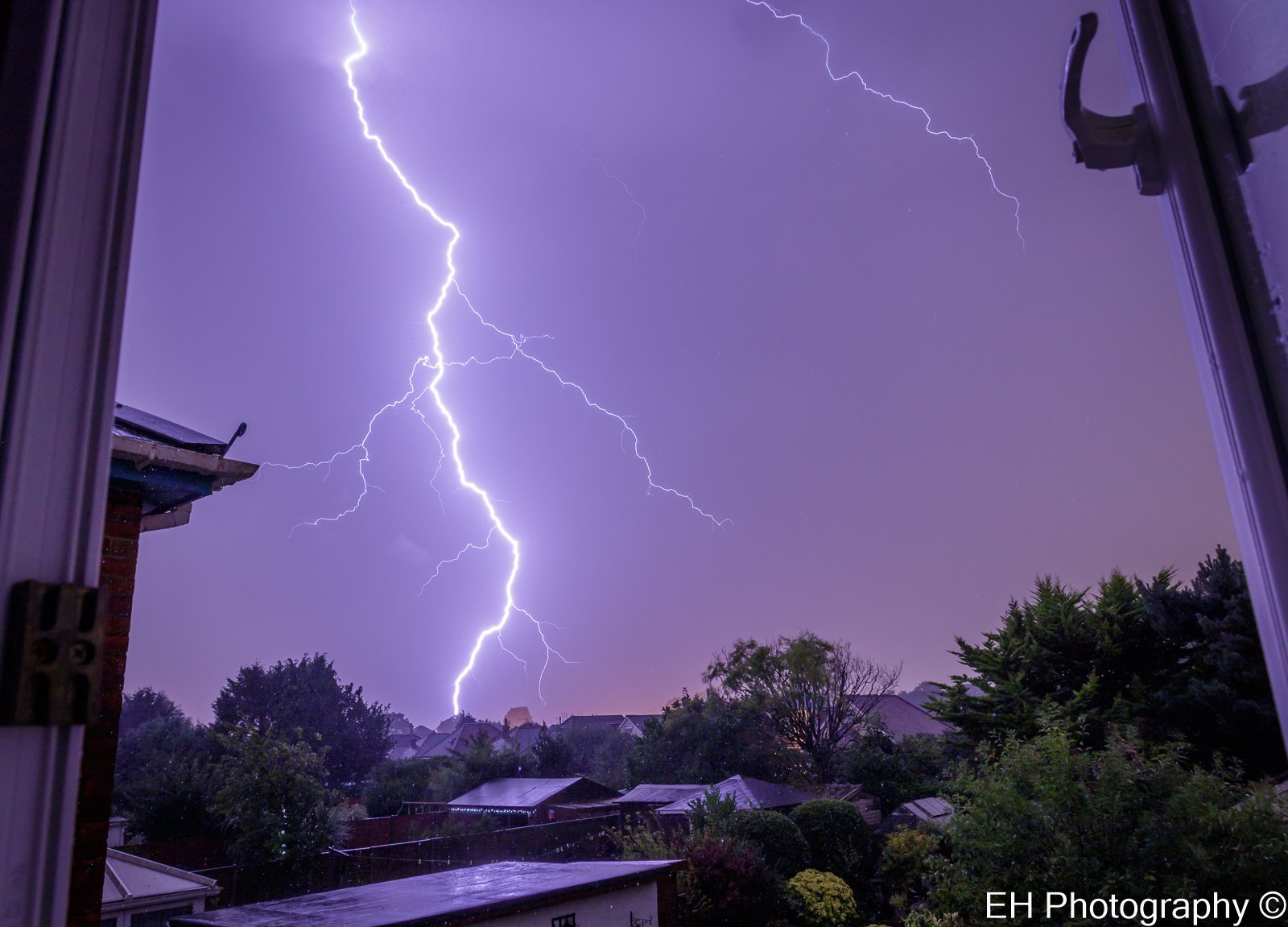 UK weather: Dramatic photos of flooding, thunderstorms and travel chaos ...