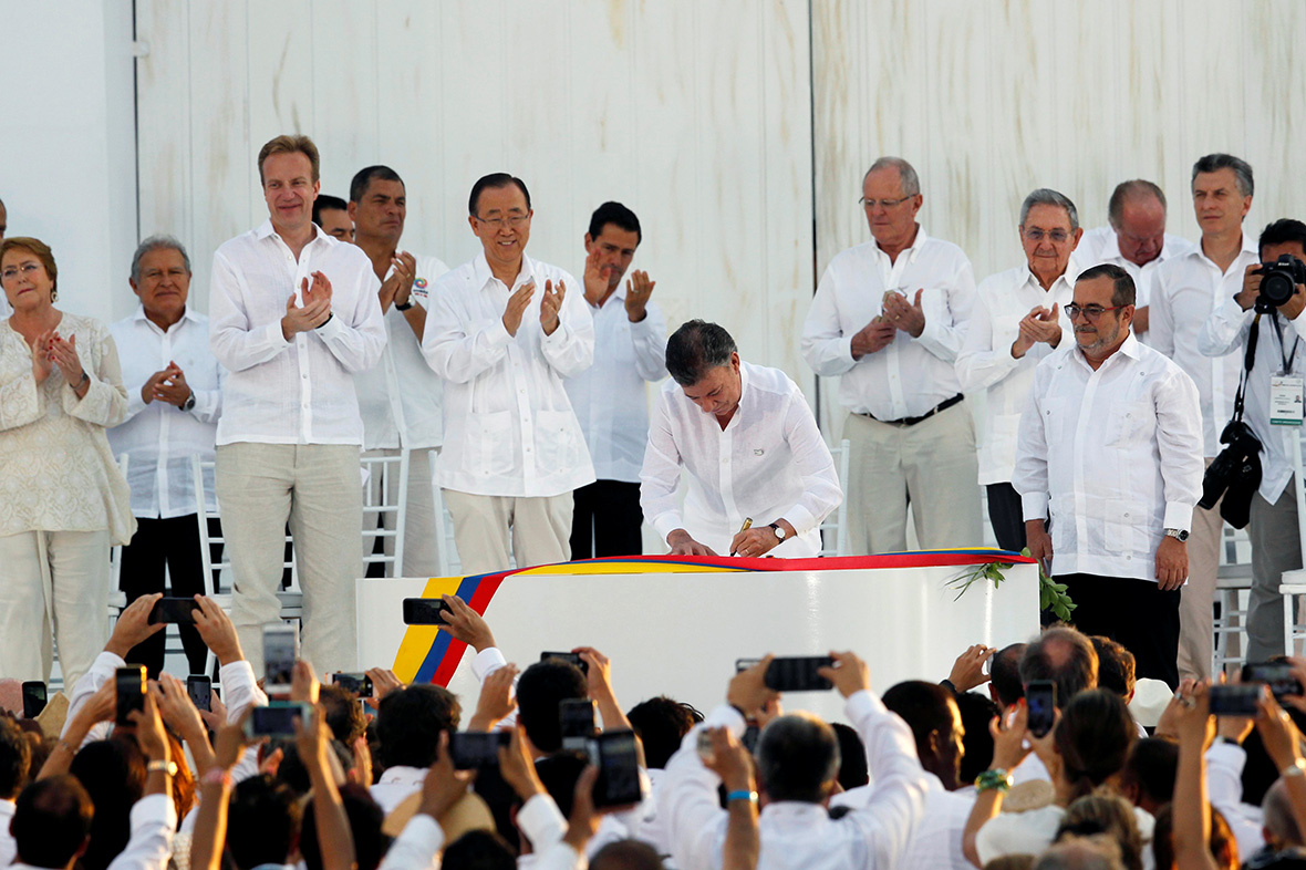 Colombia: President Santos and Farc leader Timochenko sign peace deal ...