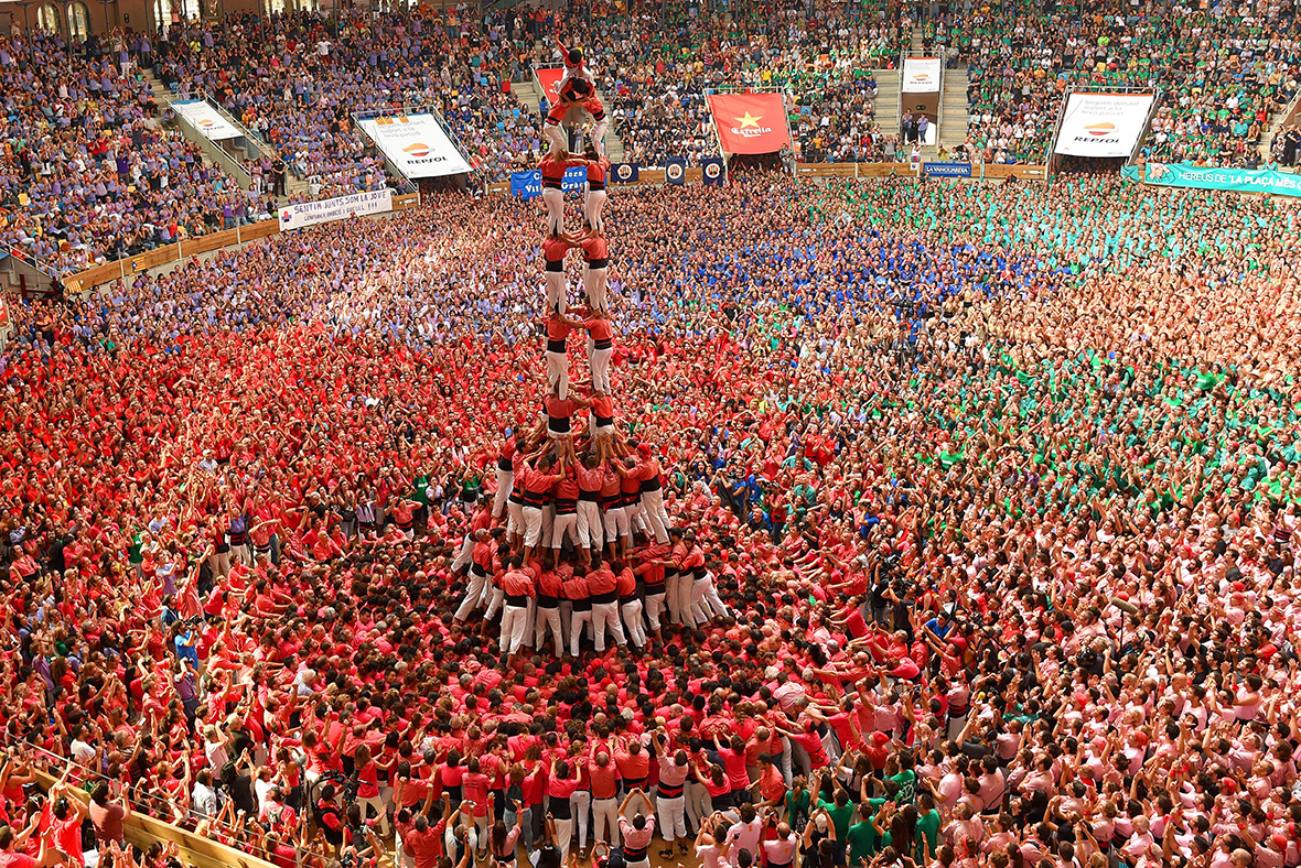 Spain: Teams construct human towers at the 26th Concurs de Castells in ...