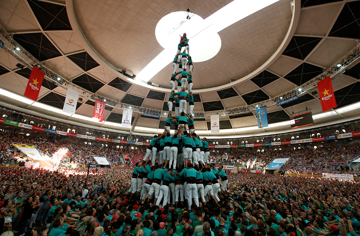 Spain: Teams construct human towers at the 26th Concurs de Castells in ...