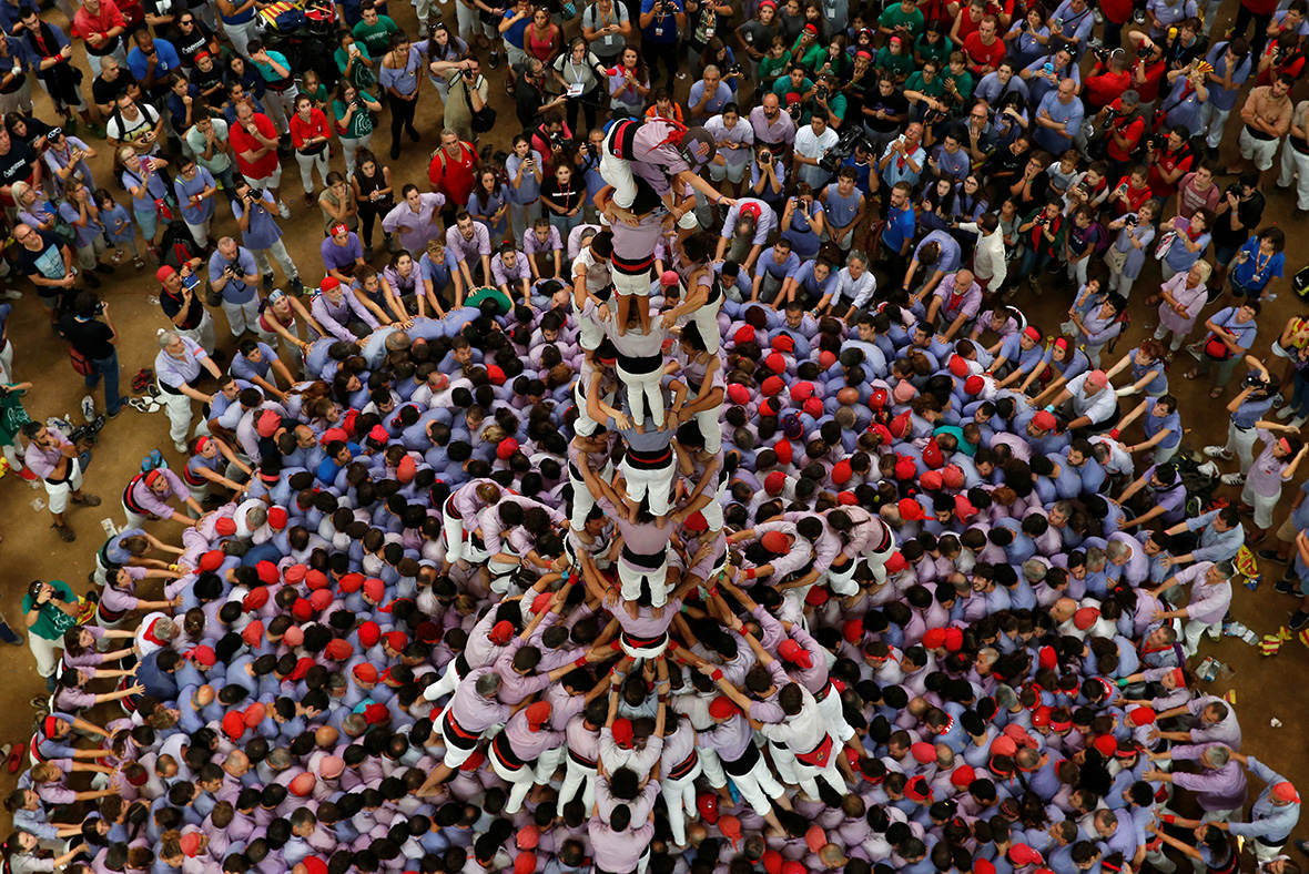 Spain: Teams construct human towers at the 26th Concurs de Castells in ...