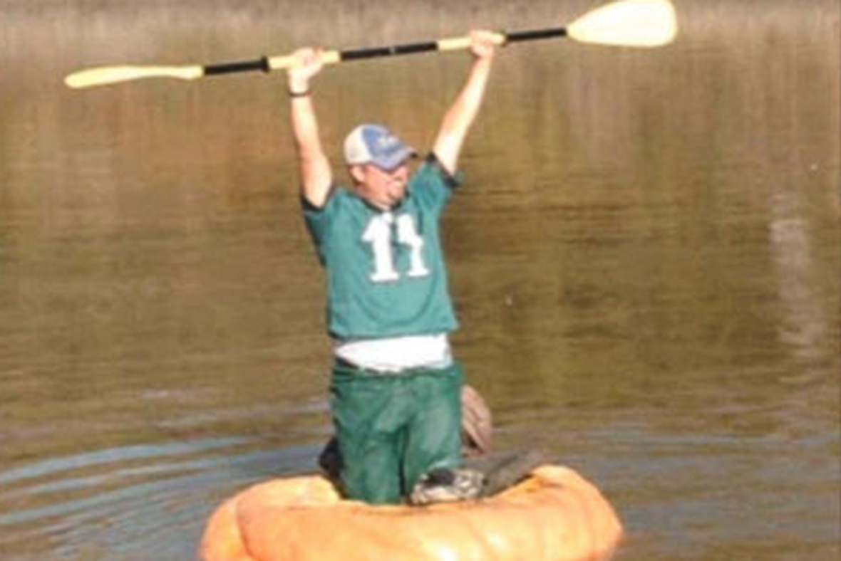 Minnesota man breaks pumpkin paddling world record | IBTimes UK
