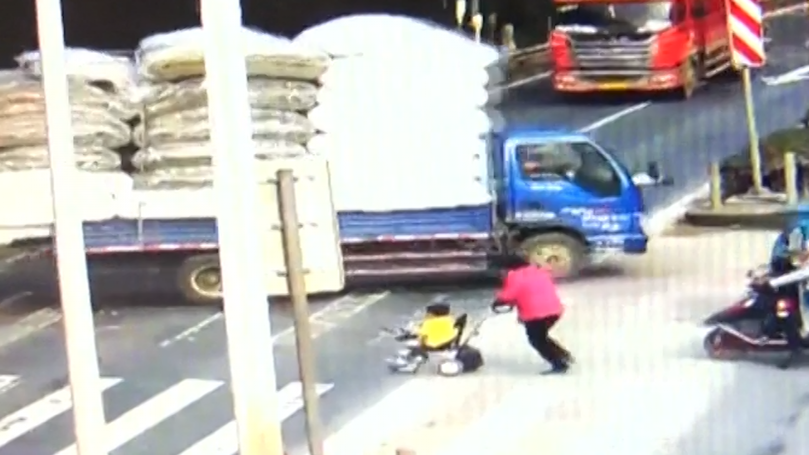 China: Toddler survives being run over by truck in Zhejiang Province