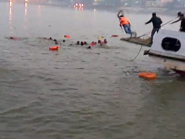 At least 20 dead as 'overloaded' boat capsizes in Patna, India | IBTimes UK