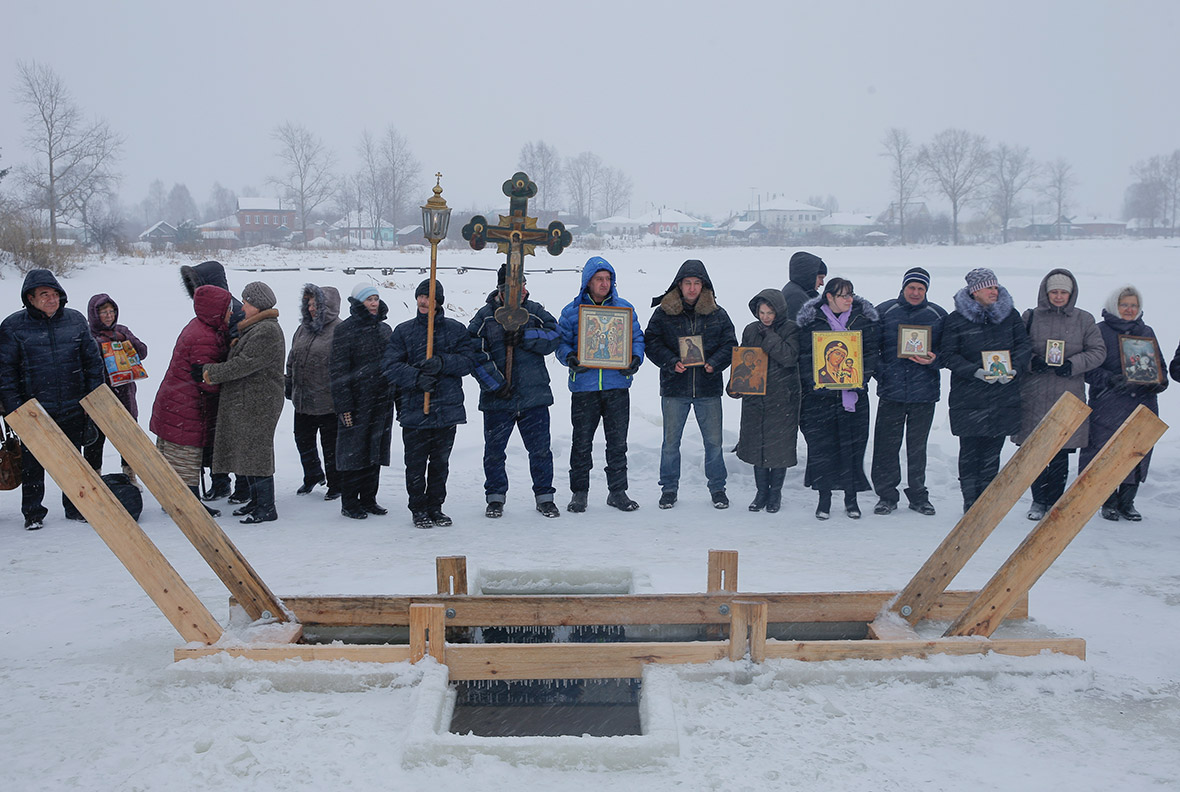 Russian Orthodox Epiphany 2017 Christians Plunge Into Frozen Rivers And Lakes In Subzero