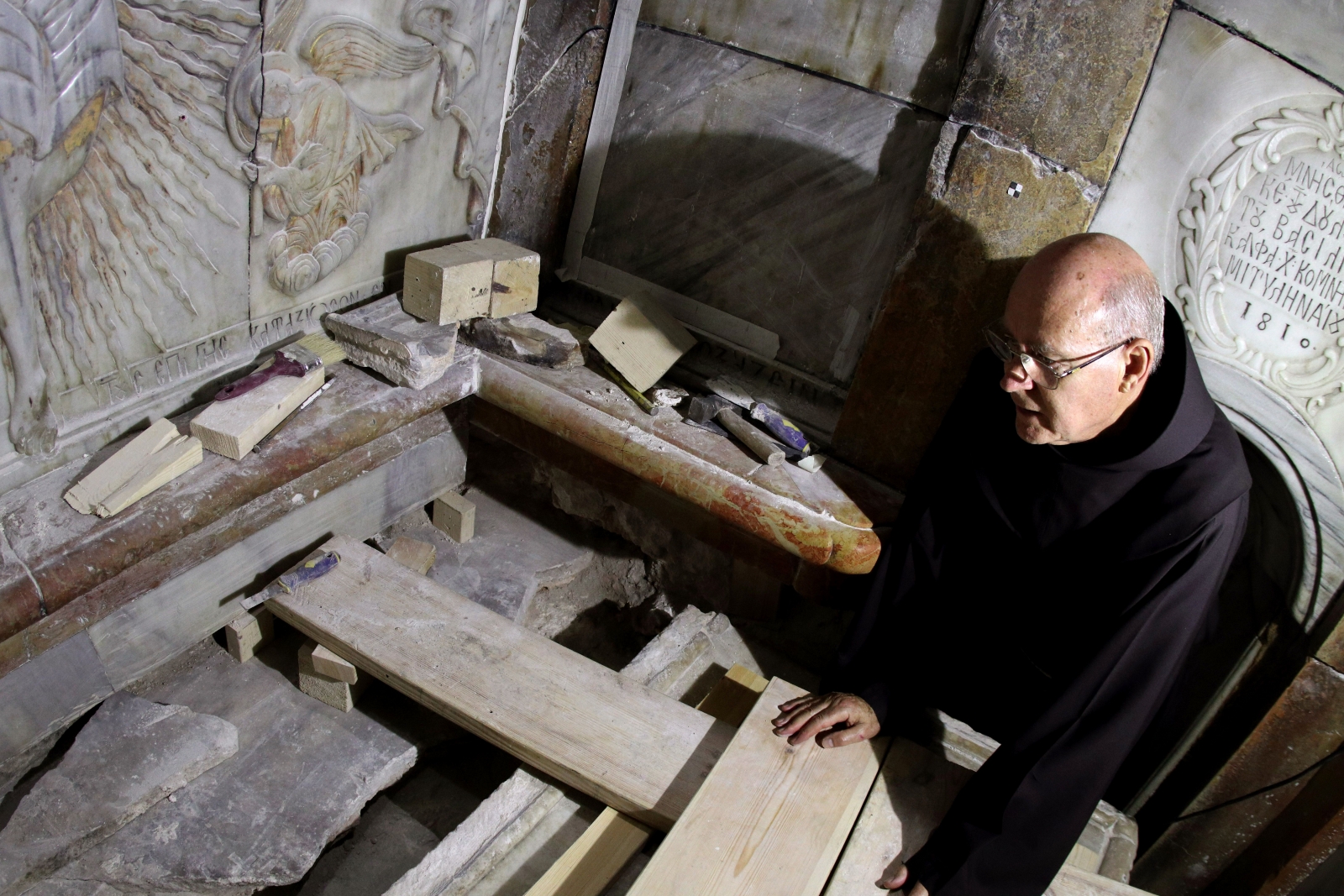 Pictures of Christ's tomb restored at the Church of the Holy Sepulchre ...