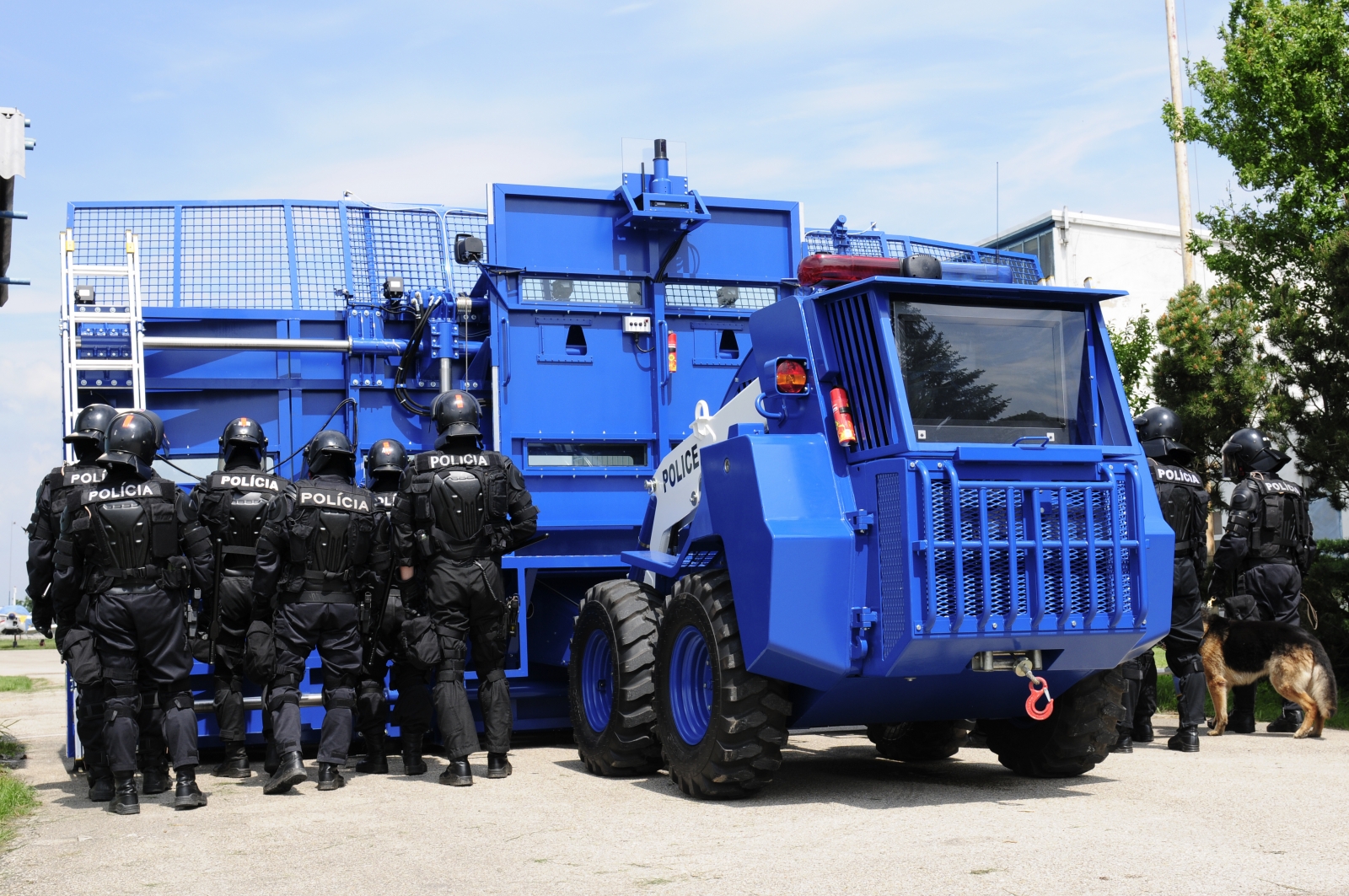 The Bozena Riot is a giant high-tech, anti-riot vehicle you seriously ...