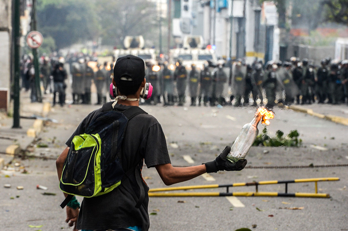 Venezuela: Violent scenes as anti-Maduro protesters clash with riot ...